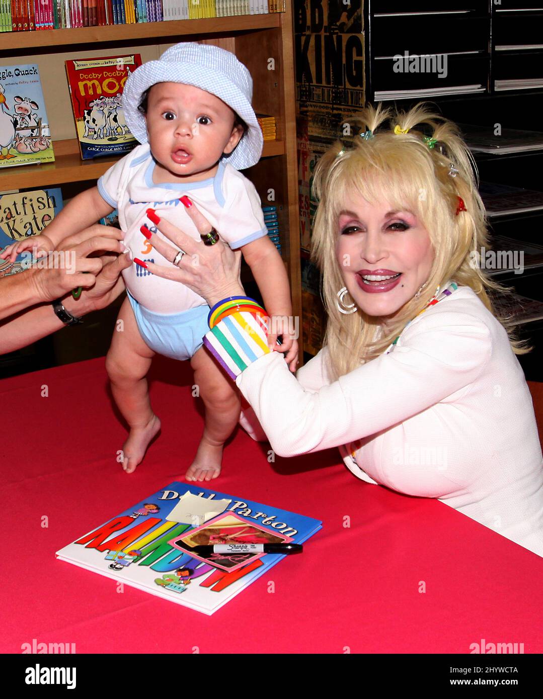 Dolly parton signs copies hi-res stock photography and images - Alamy