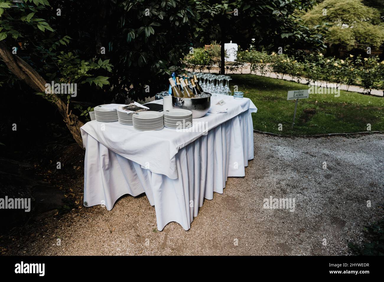 Outdoor wedding venue in a park with open buffet Stock Photo - Alamy