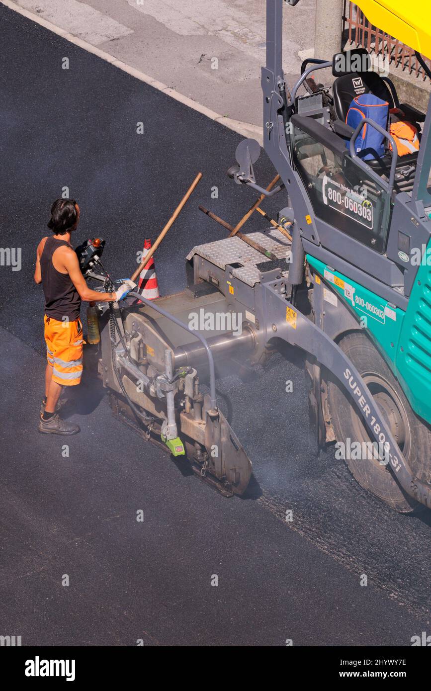 Tarmac paver machine hi-res stock photography and images - Alamy