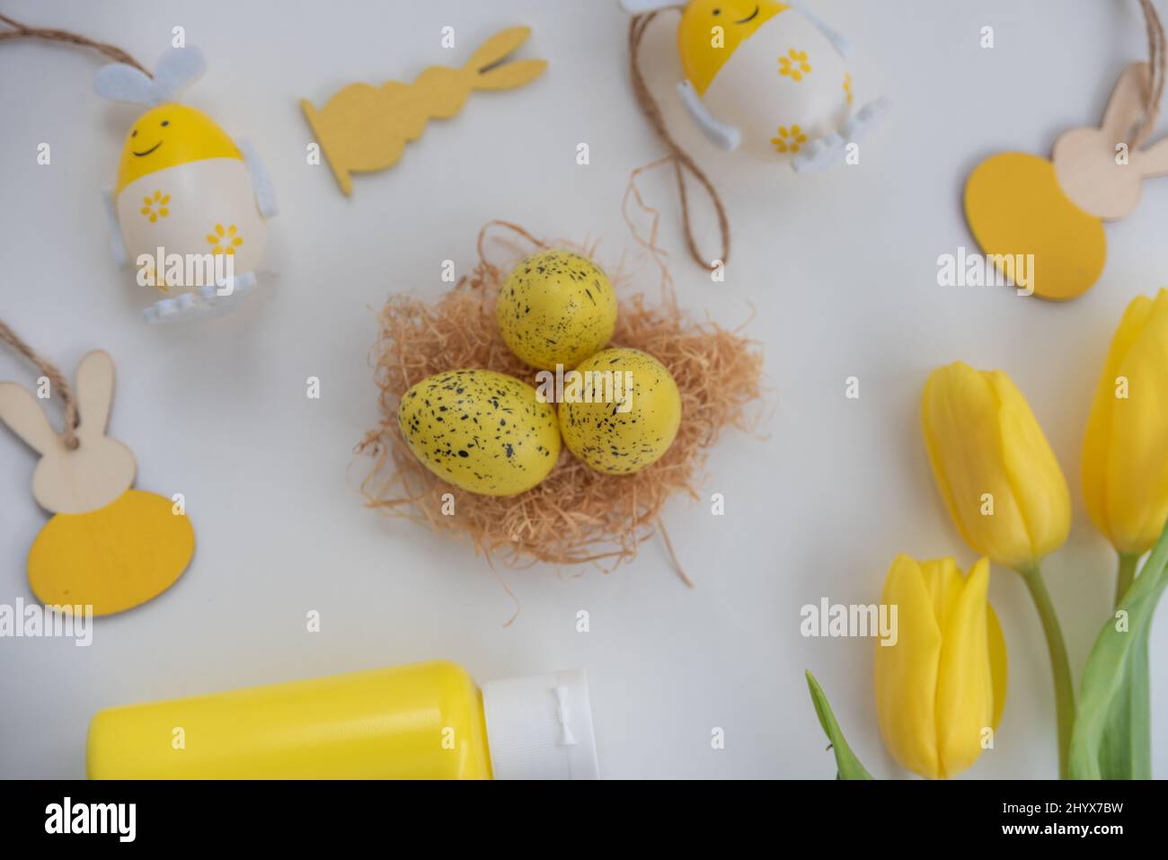 Yellow easter decorations with eggs and tulips Stock Photo - Alamy