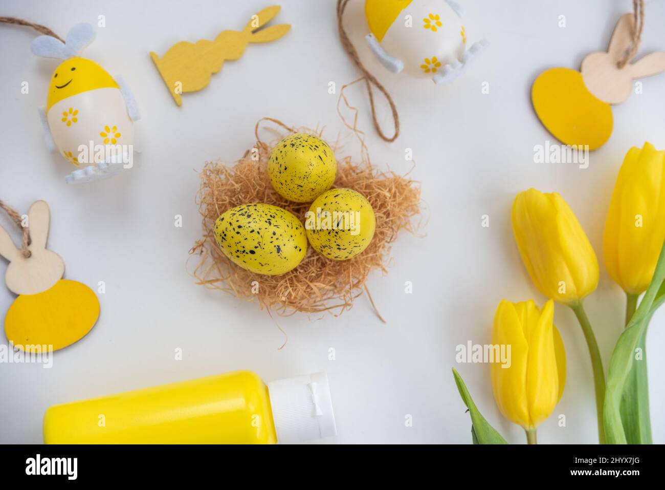 Yellow easter decorations with eggs and tulips Stock Photo - Alamy