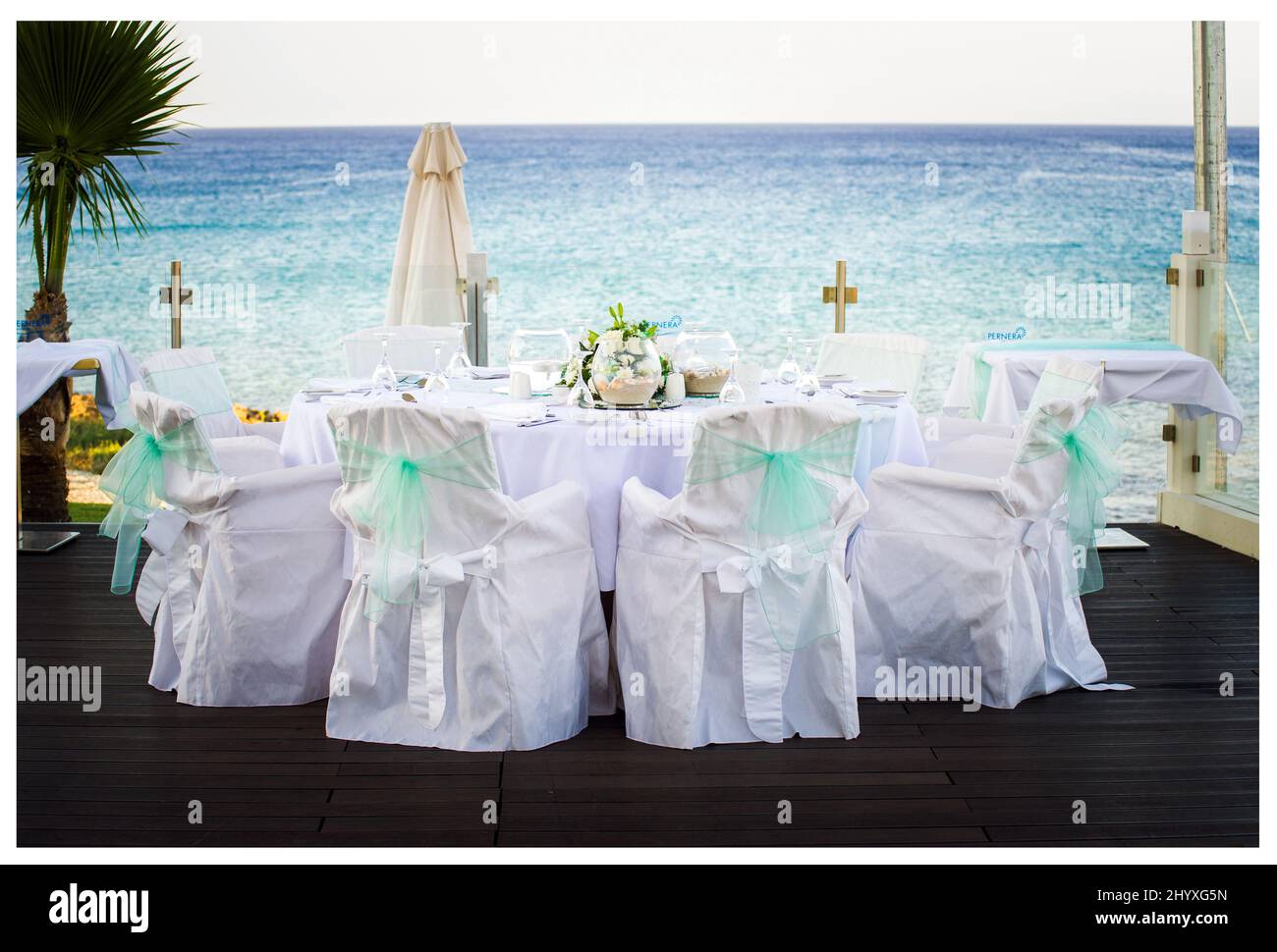 Confetti wedding couple Cut Out Stock Images & Pictures - Alamy