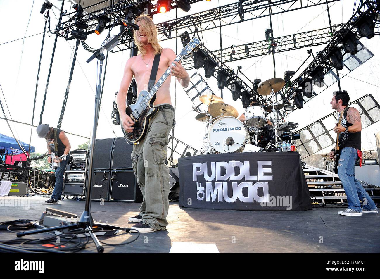 Wes Scantlin from Puddle of Mudd performs during the Carnival of ...