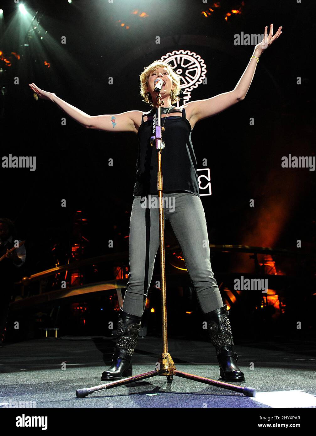 Jennifer Nettles from Sugarland performs live in concert on "The ...