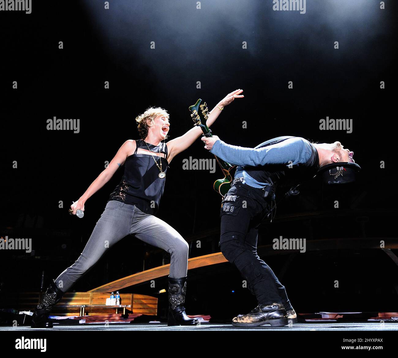 Jennifer Nettles and Kristian Bush from Sugarland perform live in ...