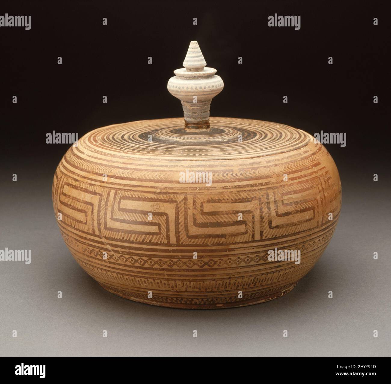 Attic geometric pyxis hi-res stock photography and images - Alamy