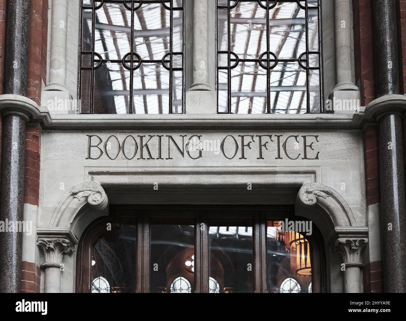 Booking office st pancras hi-res stock photography and images - Alamy