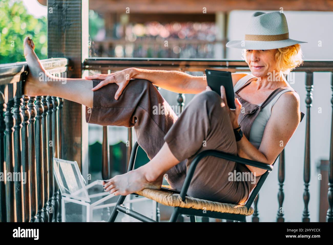 Blonde woman in pose chair hi-res stock photography and images - Alamy