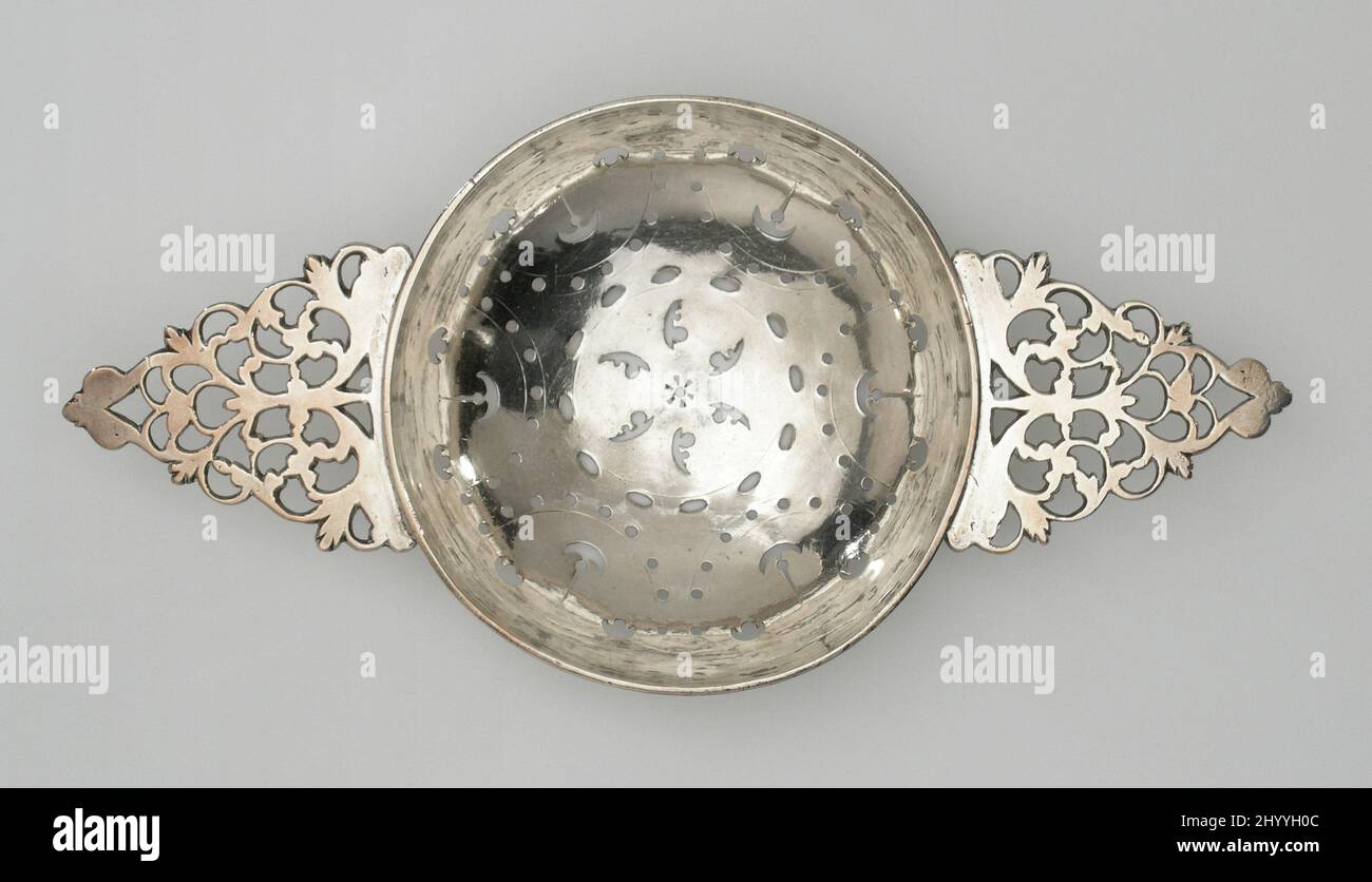 Two handled strainer hi-res stock photography and images - Alamy