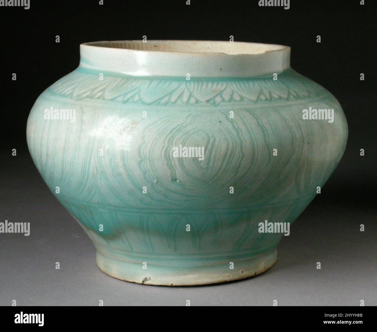 Stoneware with incised decoration hi-res stock photography and images ...