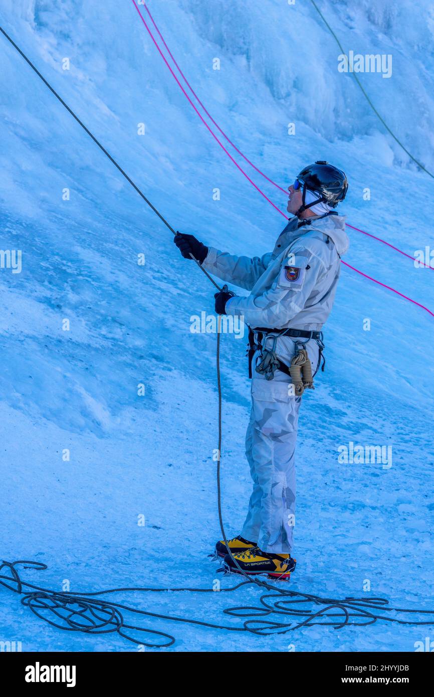 Soldiers climbing training hi-res stock photography and images - Alamy