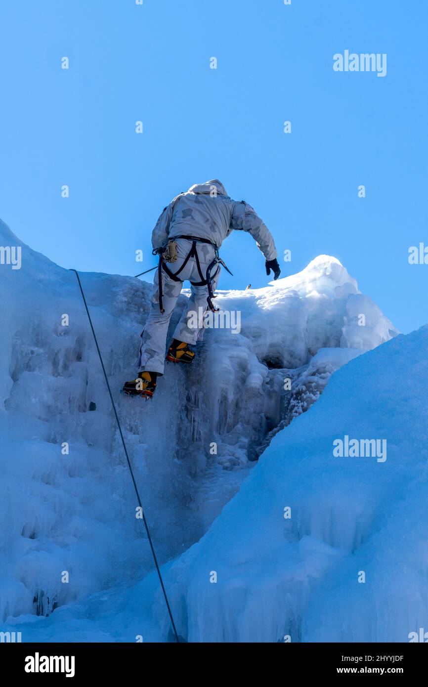 Soldiers climbing training hi-res stock photography and images - Alamy