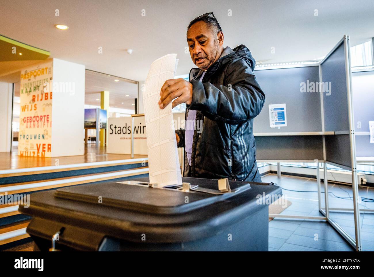 15-03-2022, Dordrecht - Mensen brengen hun stem uit in het stadskantoor ...