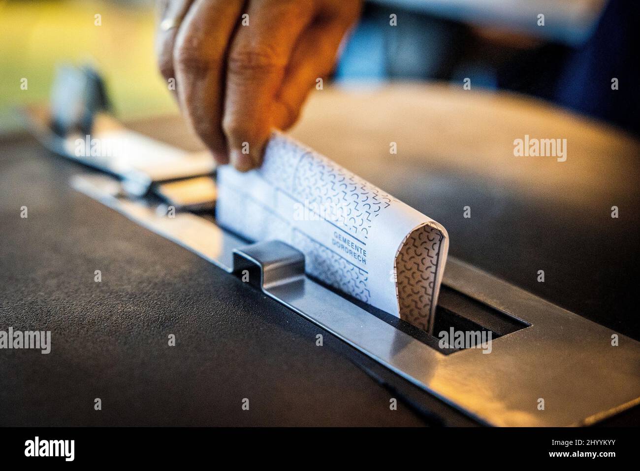 15-03-2022, Dordrecht - Mensen brengen hun stem uit in het stadskantoor ...
