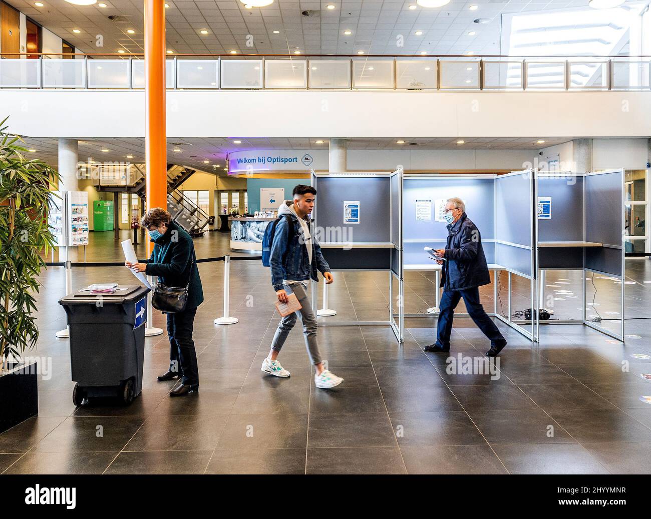 15-03-2022, Dordrecht - Mensen brengen hun stem uit in de ...