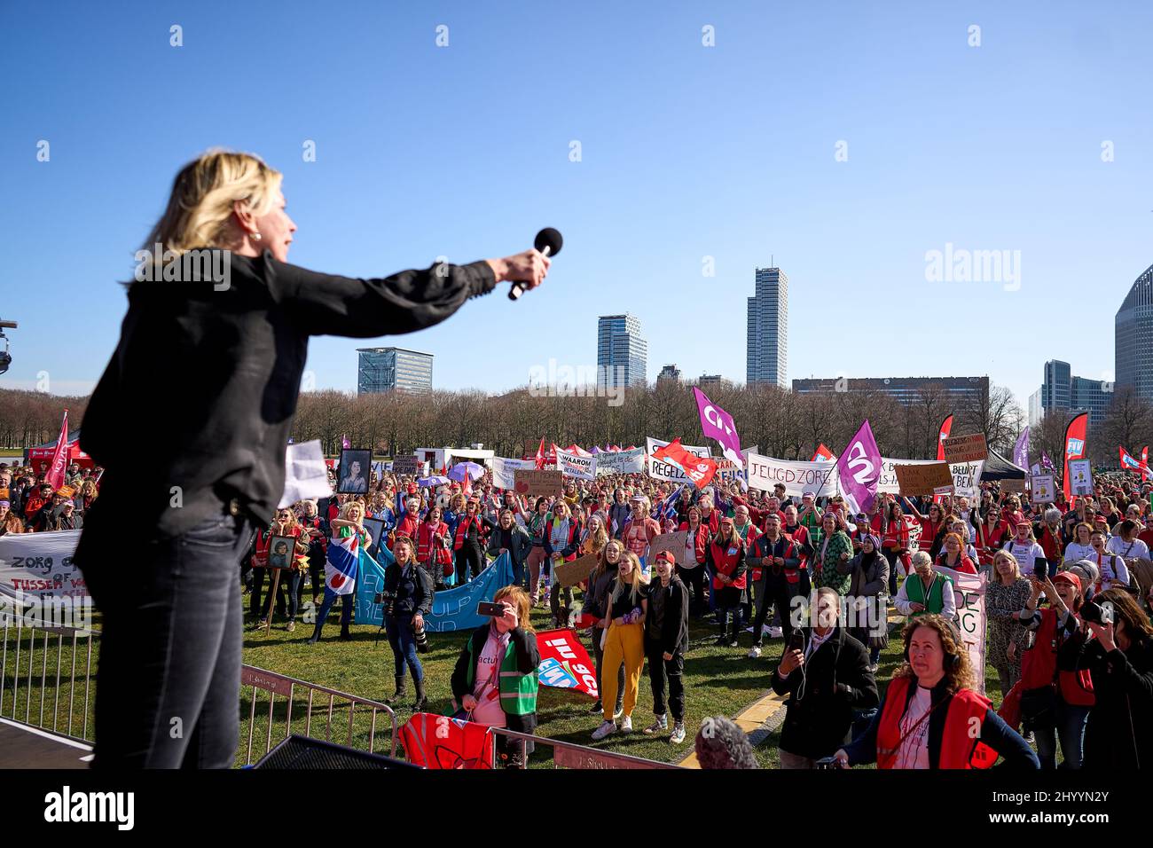 Den Haag, 15 maart 2022 - Op het Malieveld demonstreren medewerkers uit ...