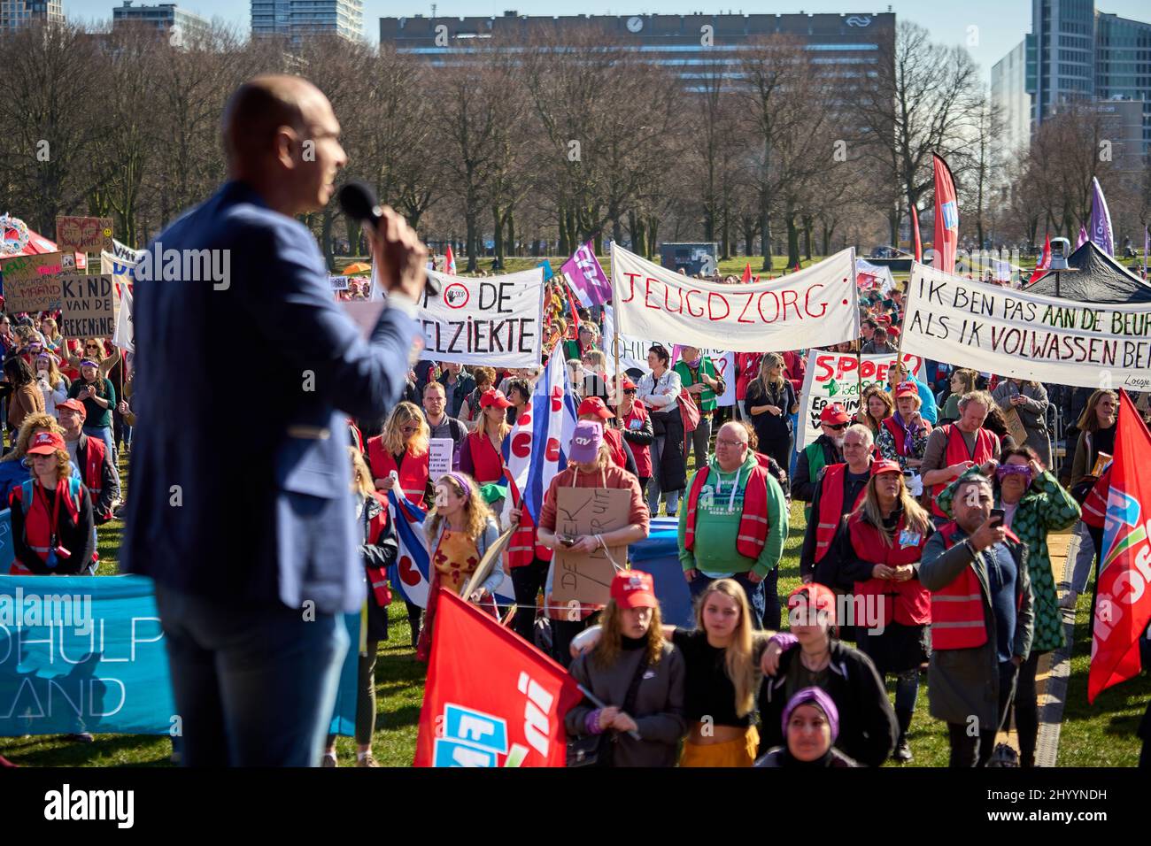Den Haag, 15 maart 2022 - Op het Malieveld demonstreren medewerkers uit ...