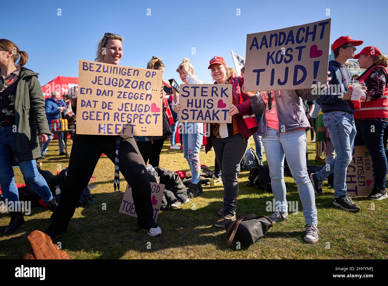 Den Haag, 15 maart 2022 - Op het Malieveld demonstreren medewerkers uit ...