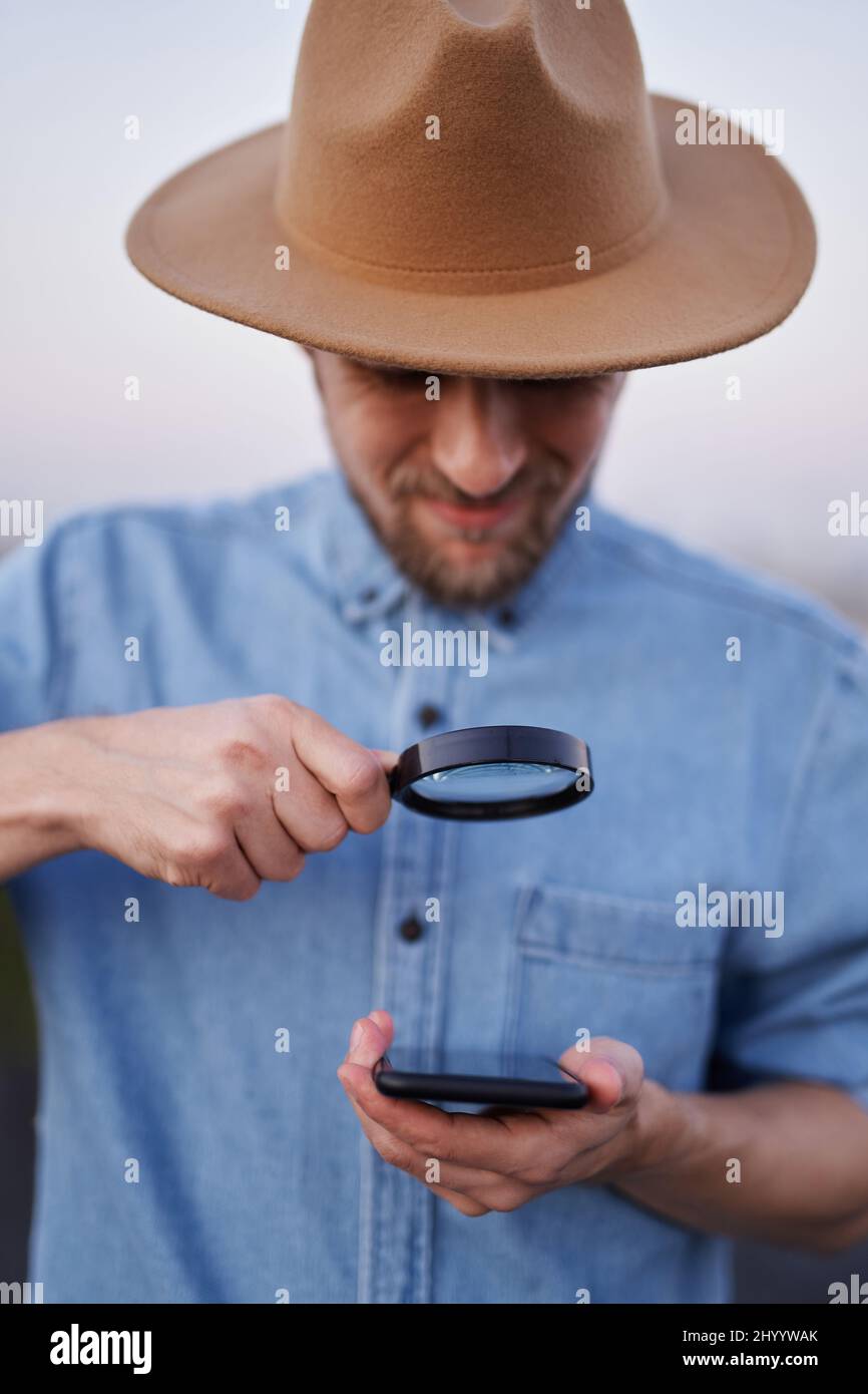 Magnifying glass man hat hi-res stock photography and images - Alamy