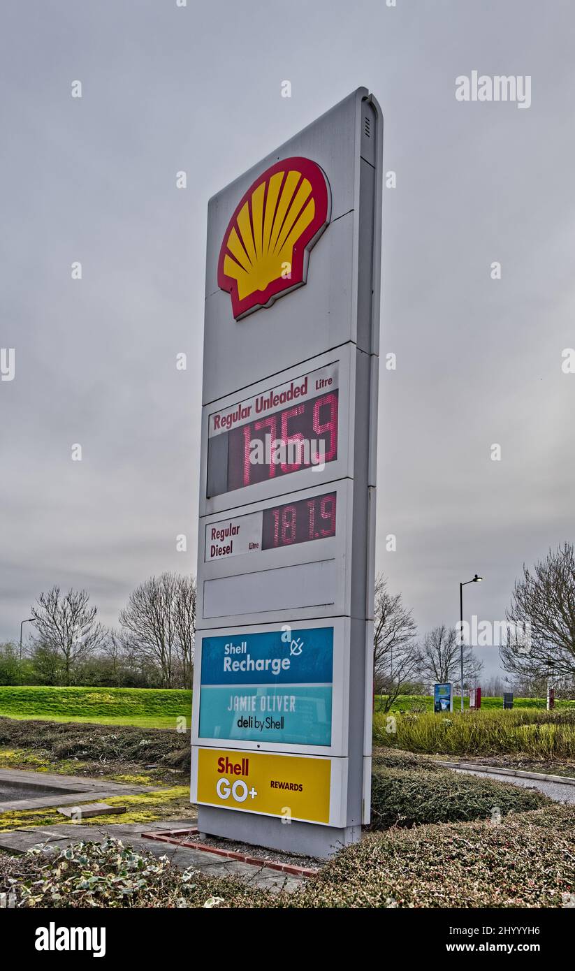 Shell petrol station at Chester Services M56 Cheshire UK Stock Photo ...