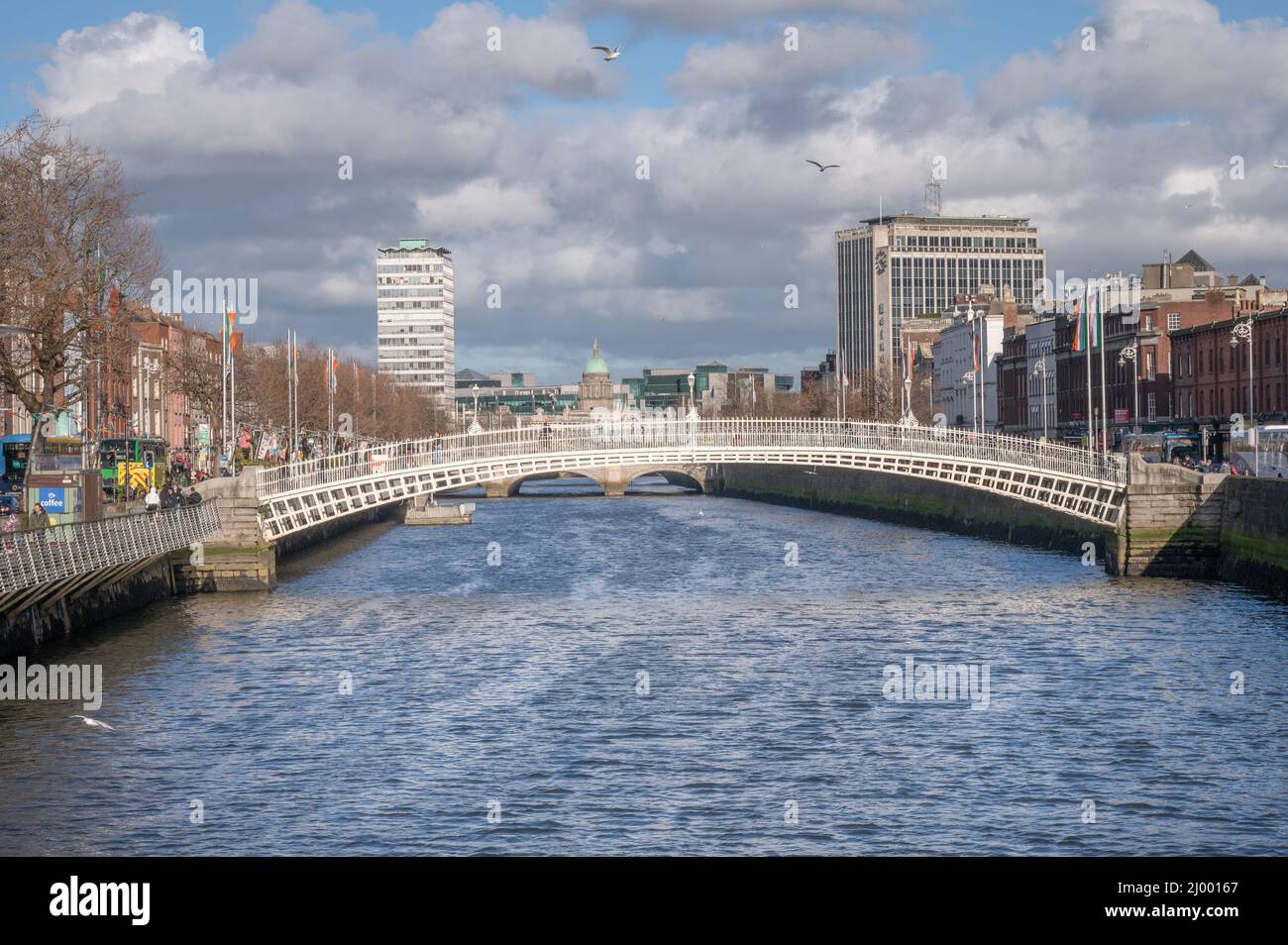 Dublin - Die Ha’penny Bridge ist eine 43 m lange, knapp 3,7 m breite ...