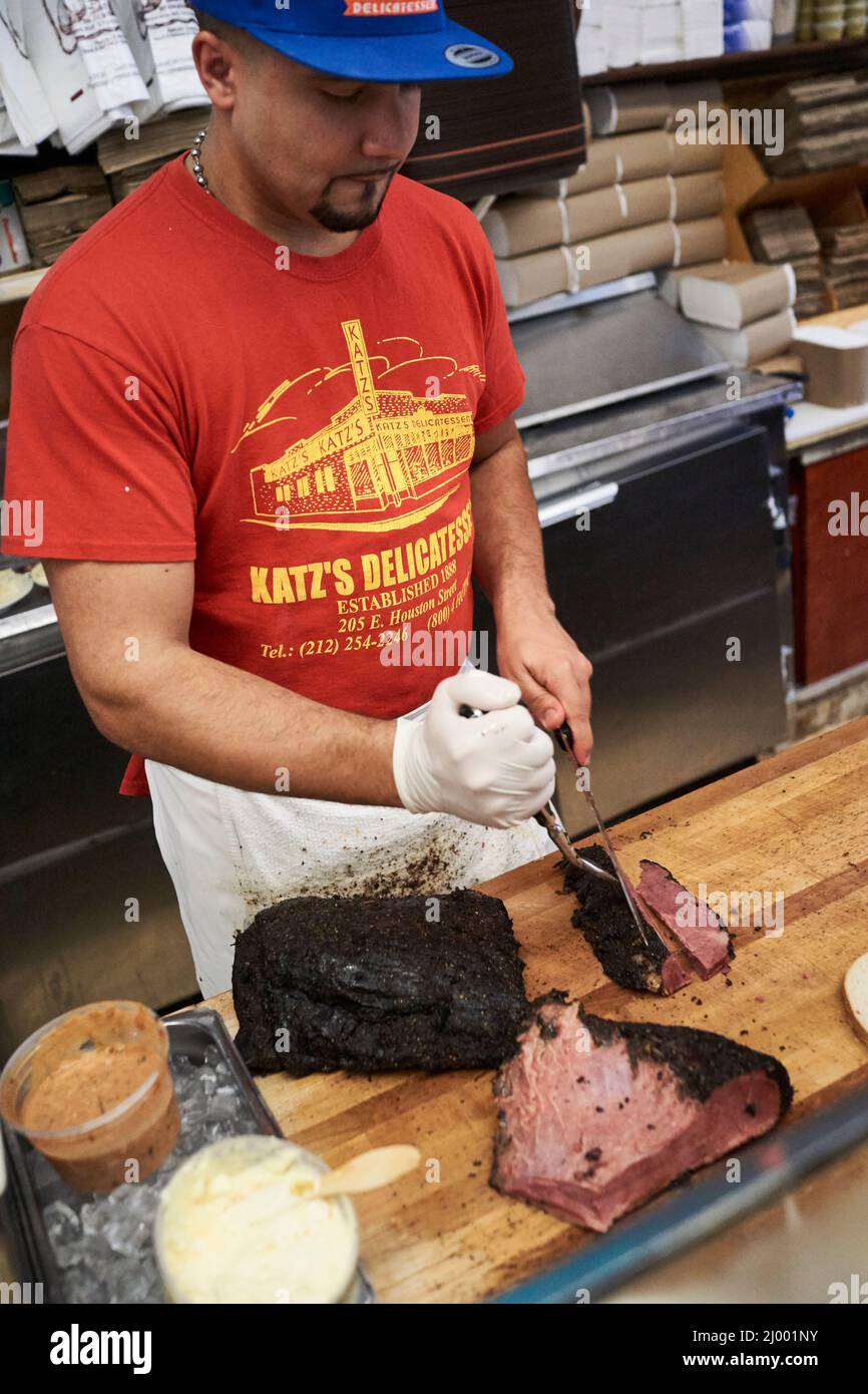 Man slicing a large piece of pastrami at World famous Katz's Deli ...