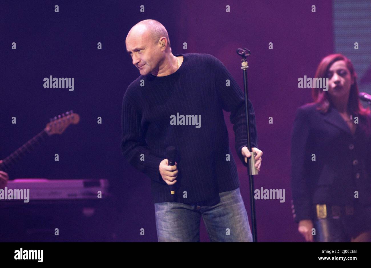 Phil collins 2002 hi-res stock photography and images - Alamy