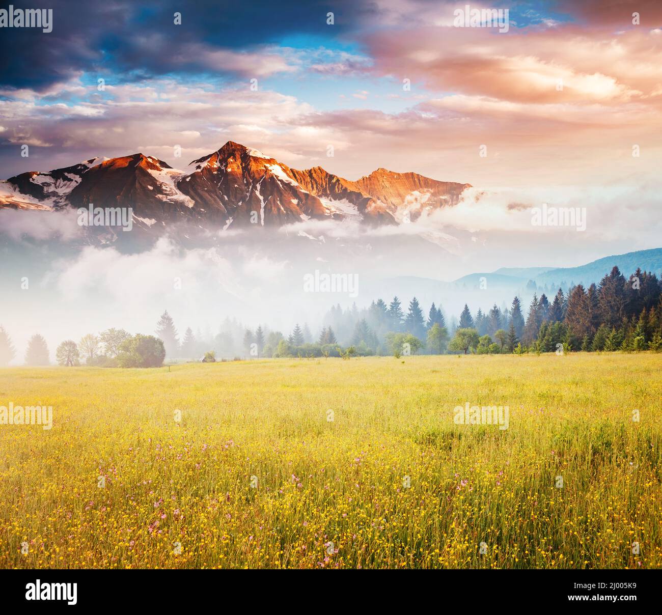 Sunbeam in alpine landscape hi-res stock photography and images - Alamy