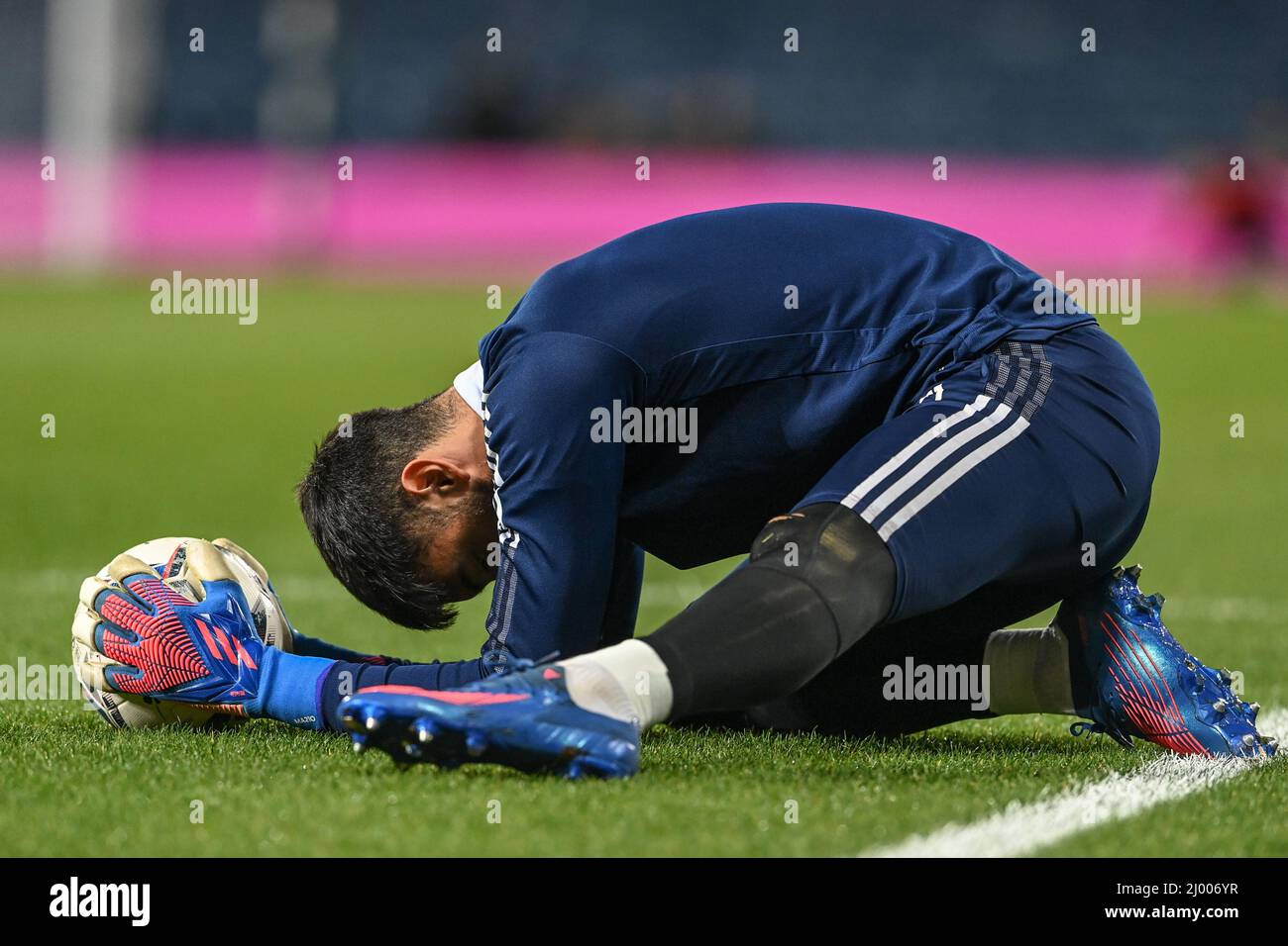 Paulo Gazzaniga #21 of Fulham stretching during the pre-game warmup ...