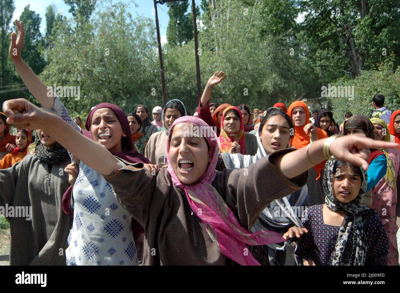 Kashmiri women Muslim villagers shout pro-freedom and pro-militant ...