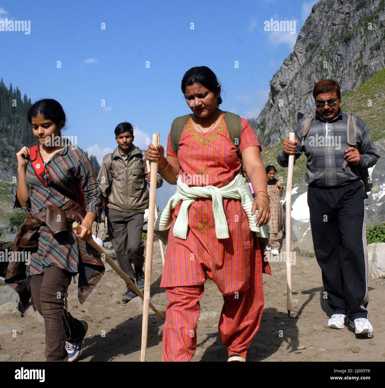 Indian Hindu devotees leave Chandanwari, 115 km southeast of Srinagar ...