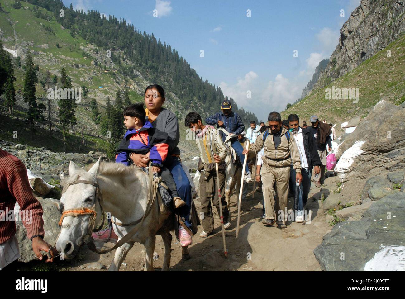 Hindu pilgrims trek cave amarnath hi-res stock photography and images ...