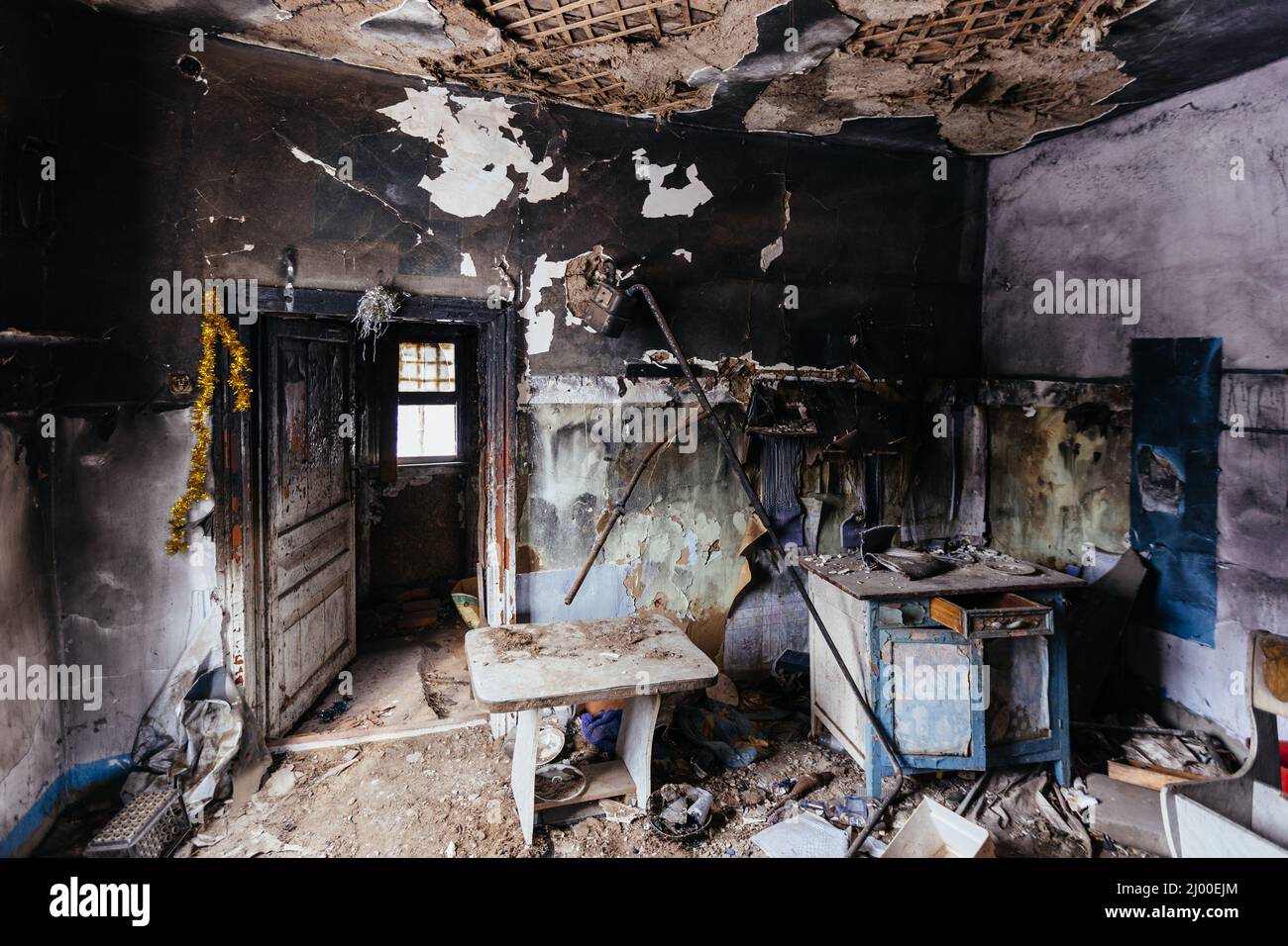 Burnt house interior. Consequences of fire or war Stock Photo - Alamy