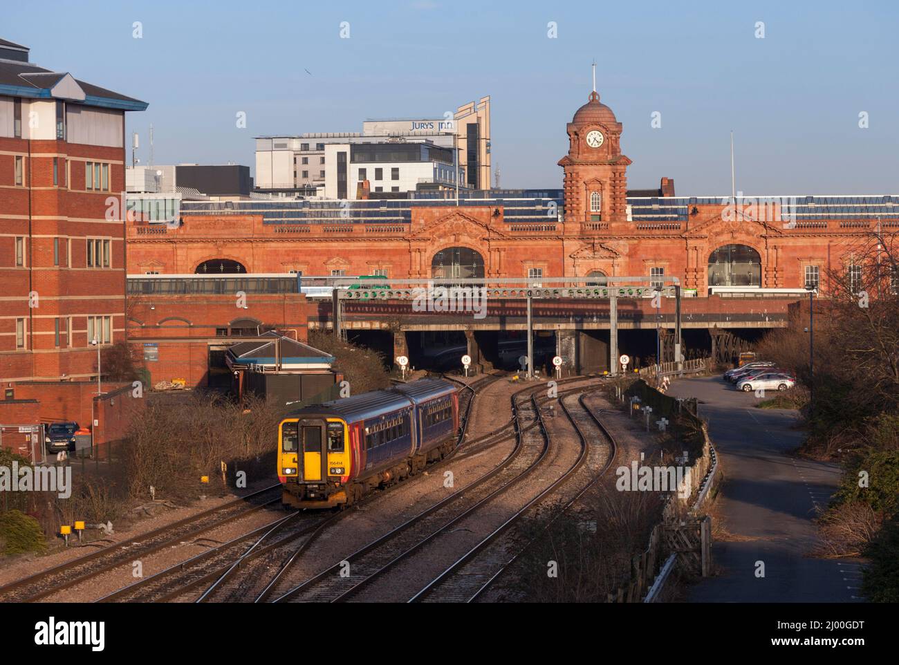 Train leaving nottingham station hi-res stock photography and images ...