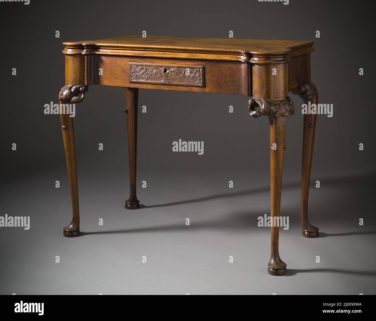 Antique carved table hi-res stock photography and images - Alamy