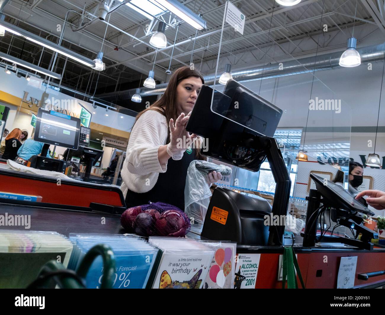 Supermarket cashier without mask hi-res stock photography and images ...
