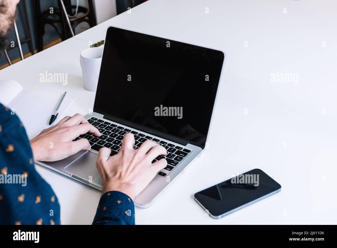 Laptop smartphone connectivity hi-res stock photography and images - Alamy