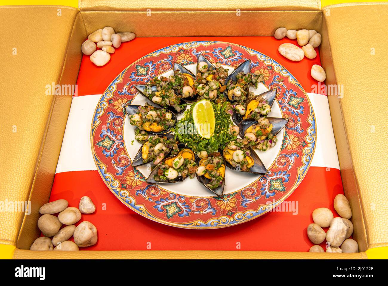 Mussels are served in a saucepan, a pain with broth, or in a pasta with ...