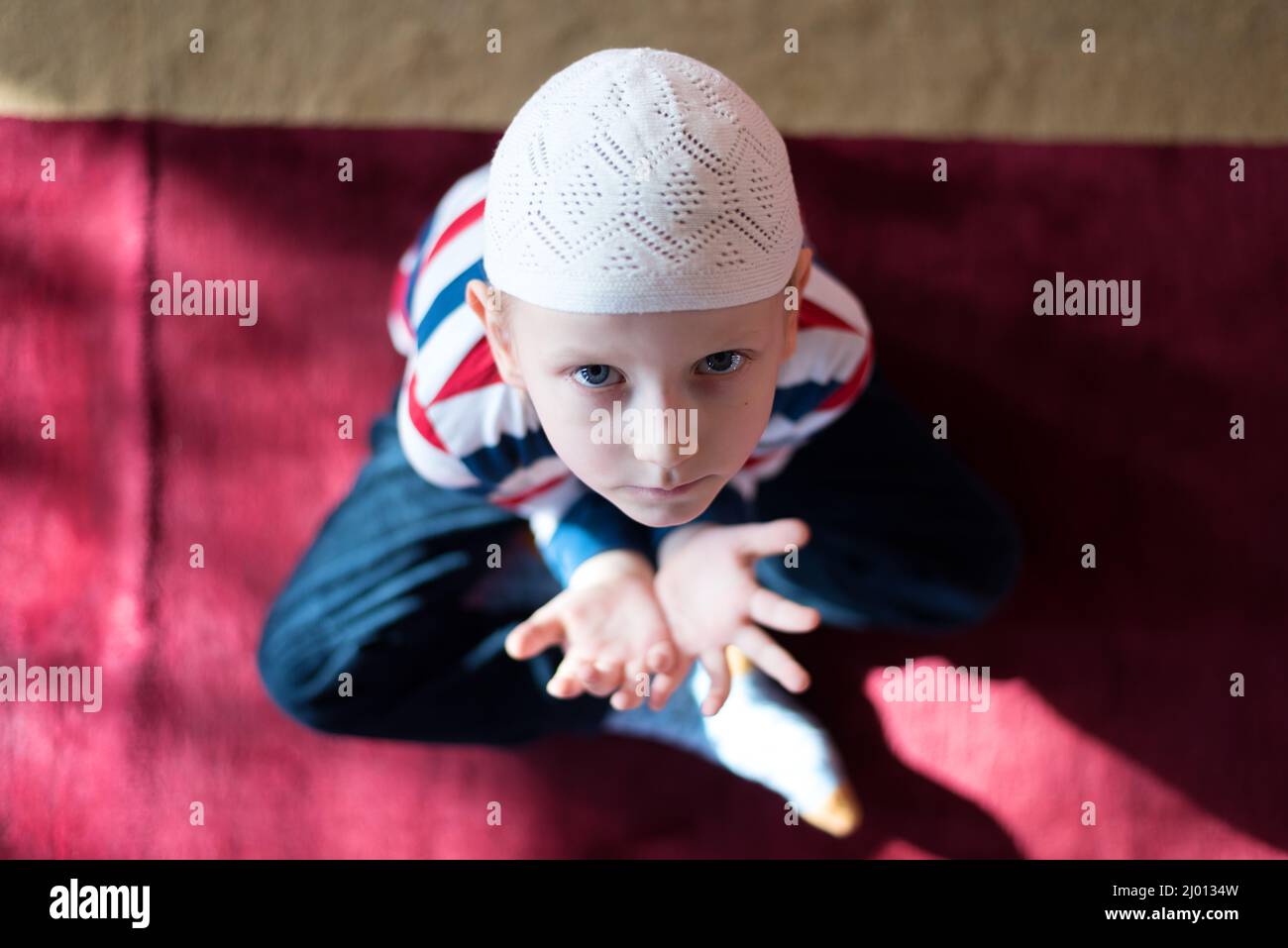 Muslim child inside mosque praying Stock Photo - Alamy