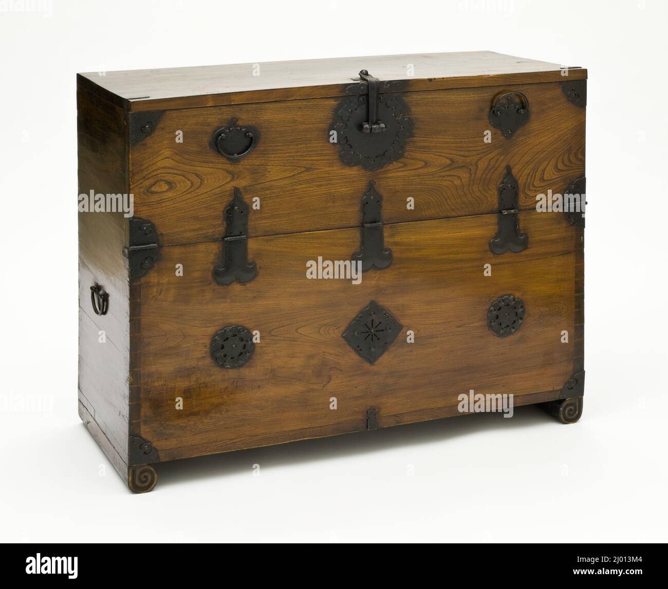 Chest storage hi-res stock photography and images - Alamy