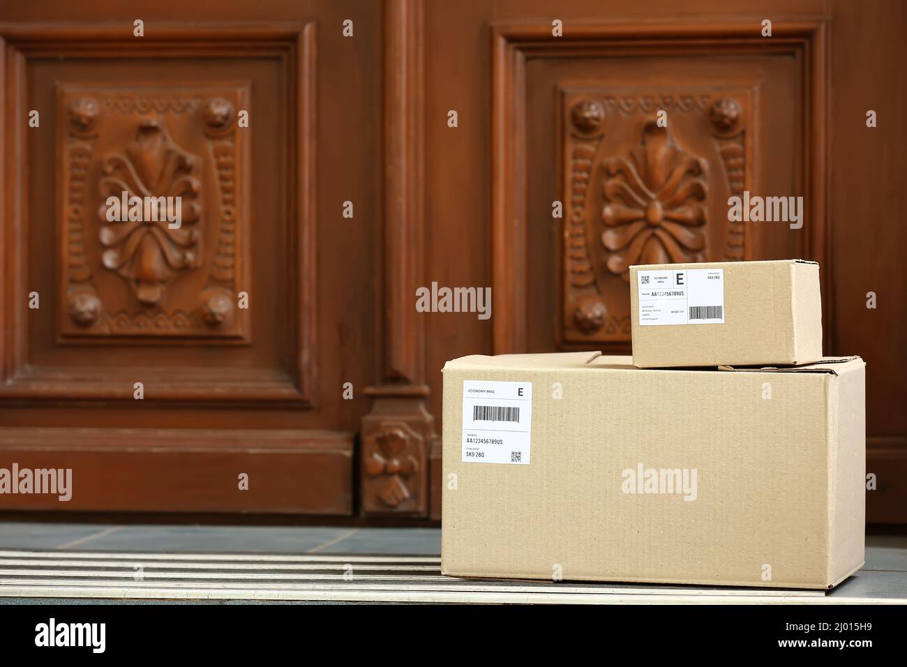 Package on porch hi-res stock photography and images - Alamy
