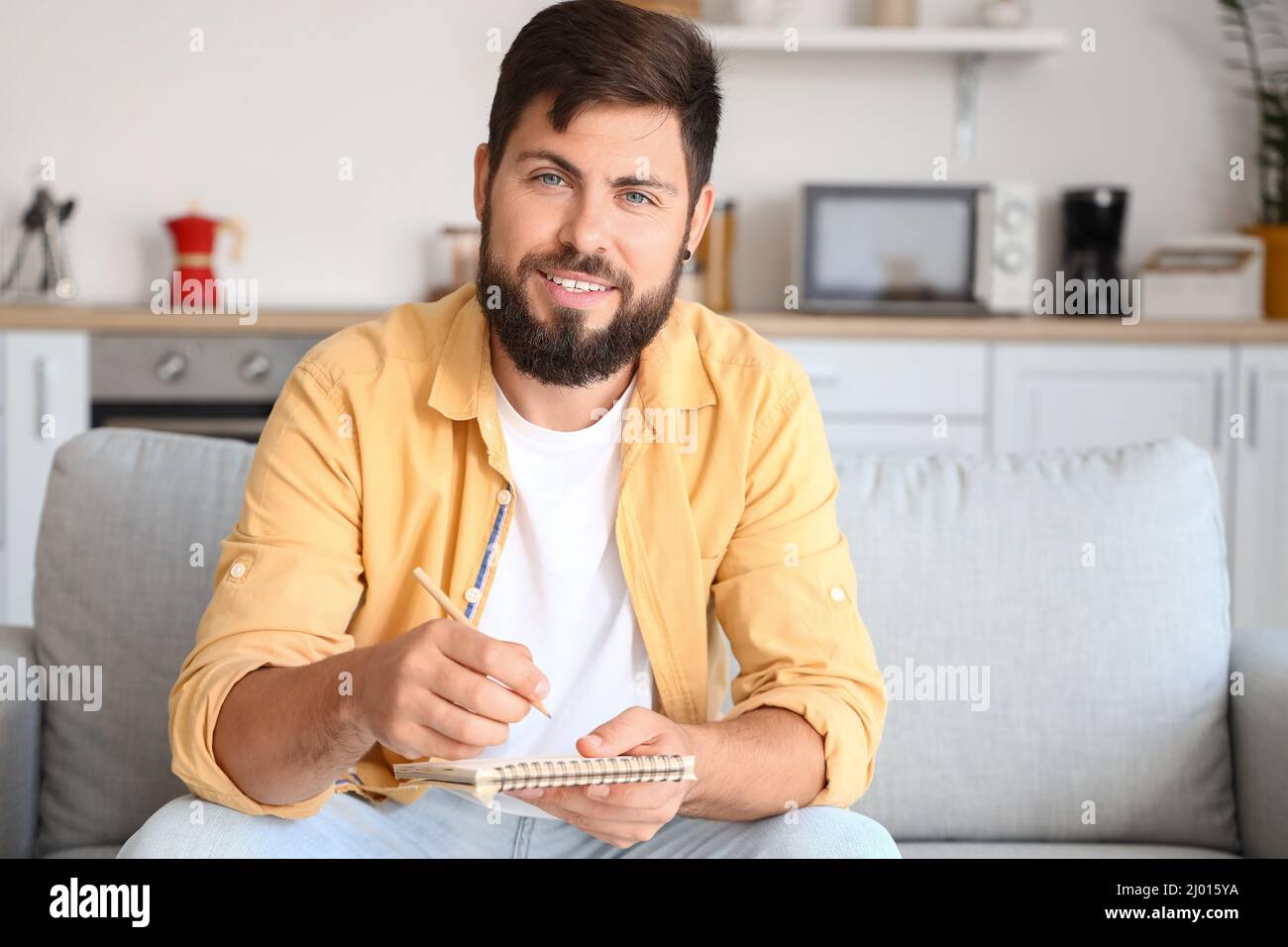 Man writing notes blog hi-res stock photography and images - Alamy