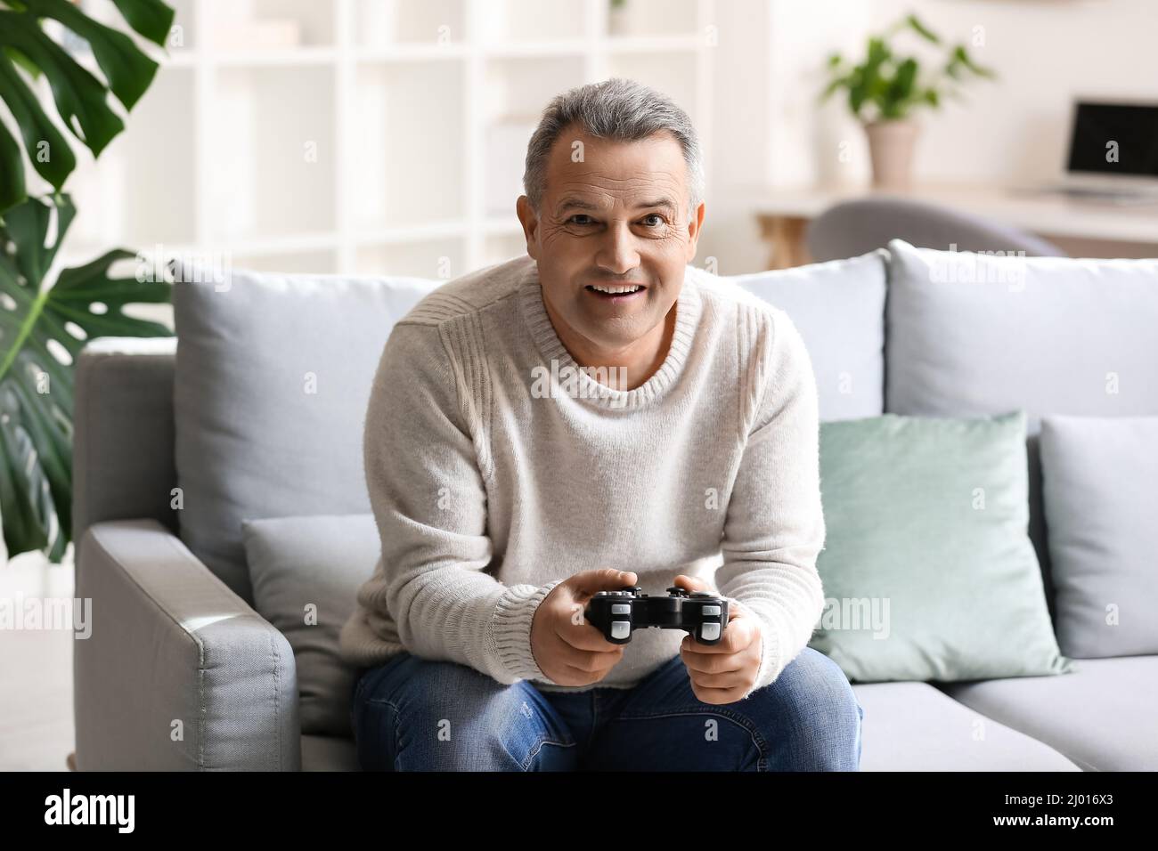 Old man playing online game hi-res stock photography and images - Alamy