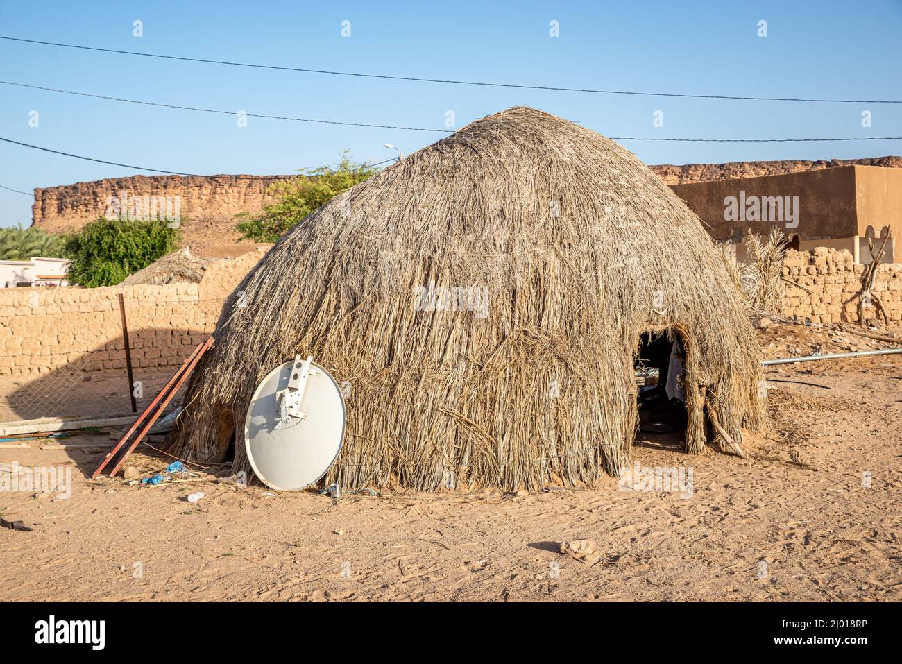 Traditiona straw hut in old oasis of Azougui, Mauritania Stock Photo ...