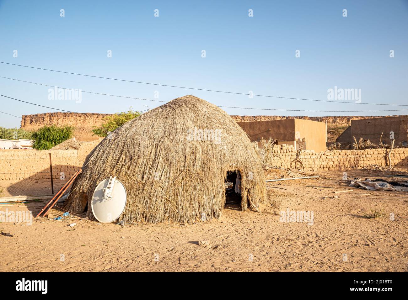 Traditiona straw hut in old oasis of Azougui, Mauritania Stock Photo ...
