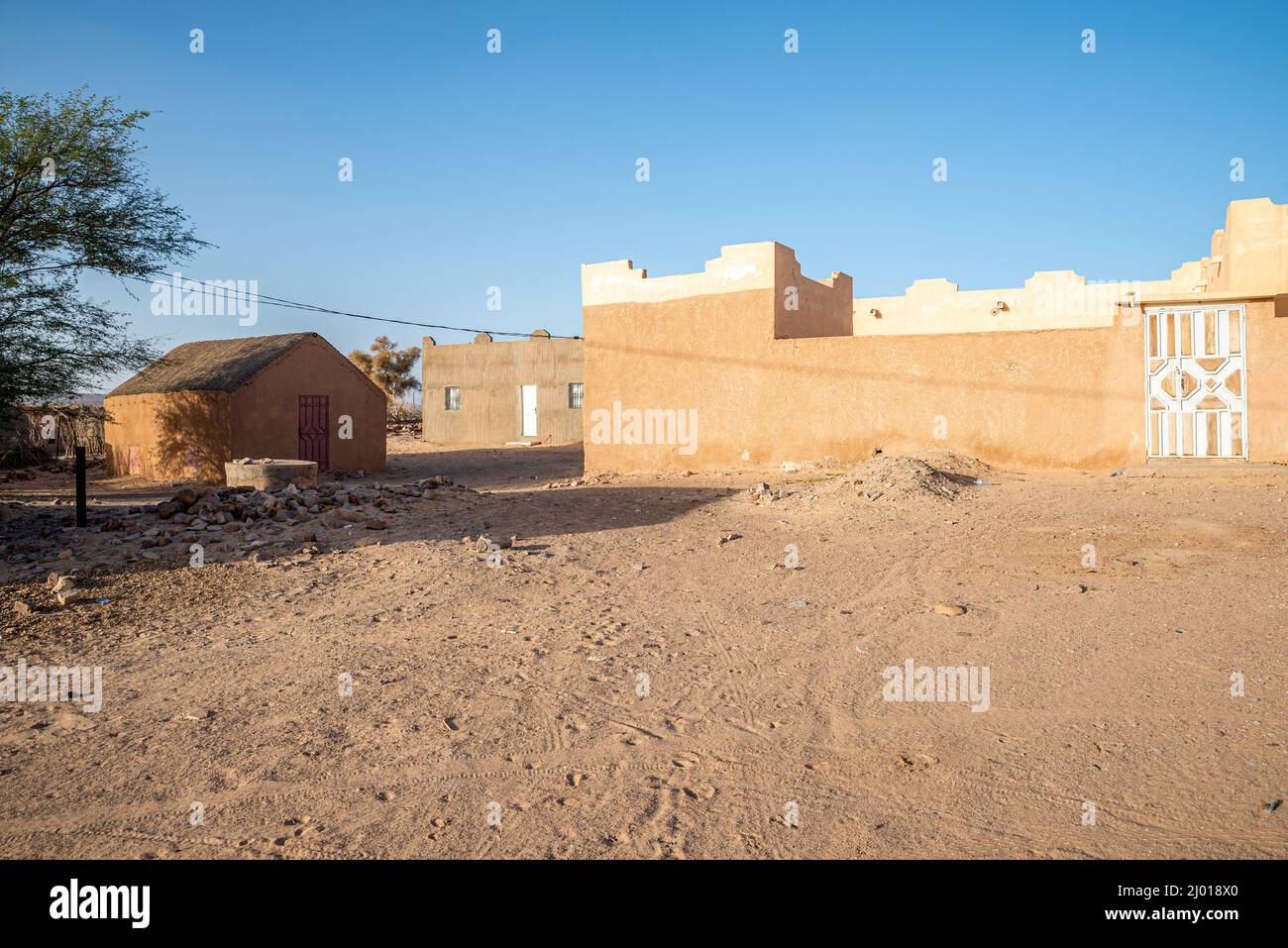 Traditional architecture in old oasis of Azougui, Mauritania Stock ...