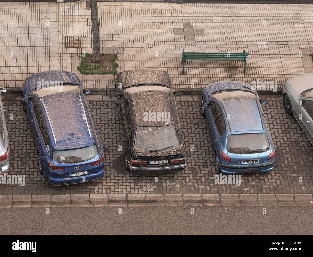 Cars covered with sand as the city wakes up with cars, floors and roofs ...