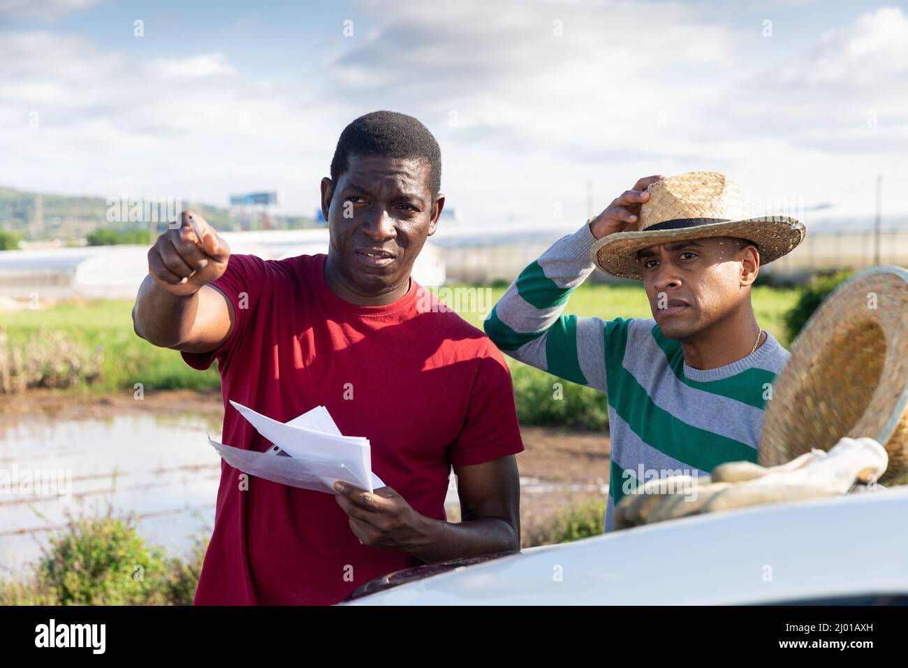 Two farmers talking discussion hi-res stock photography and images - Alamy