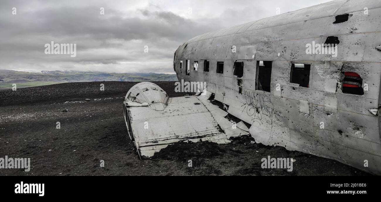 Wrecked dc 3 plane hi-res stock photography and images - Alamy