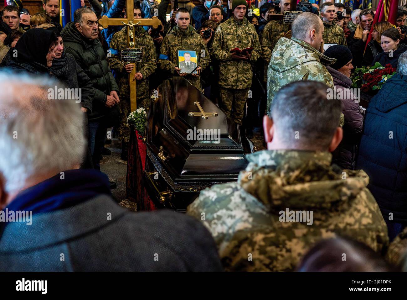 Lviv, Ukraine. 15th Mar, 2022. Members of families and soldiers pay ...